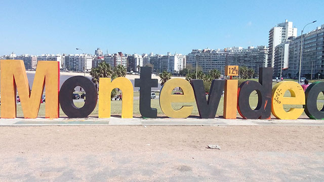 Cartel Montevideo pintado de amarillo y negro; Intendencia hizo denuncia